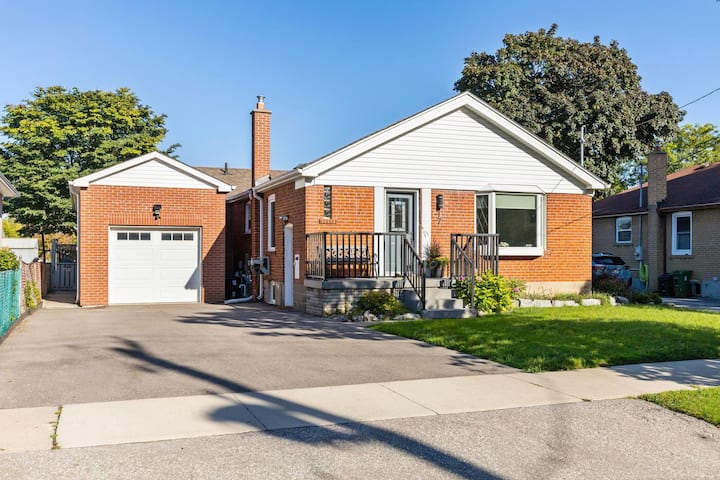 Funky Bright Basement Apartment - Mississauga