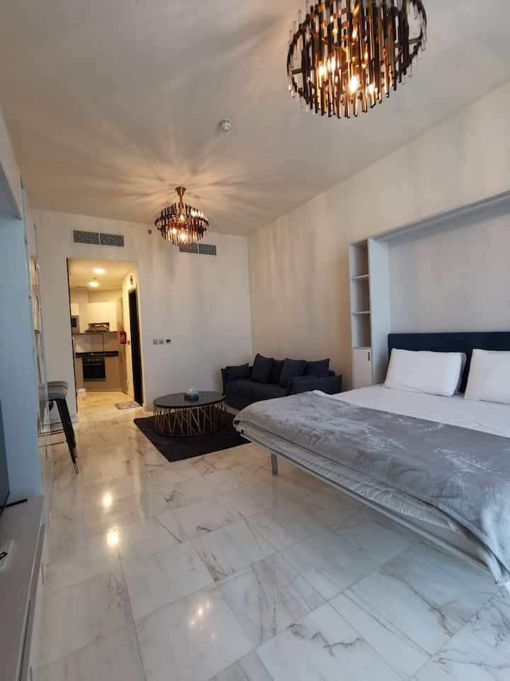 Apartment With Canal View - Dubai