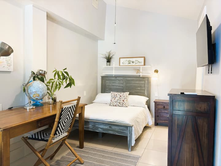 Urban Retreat W/a+ Location! - Fountainbleau, FL