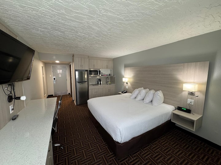 King Room With Kitchen - Medicine Hat