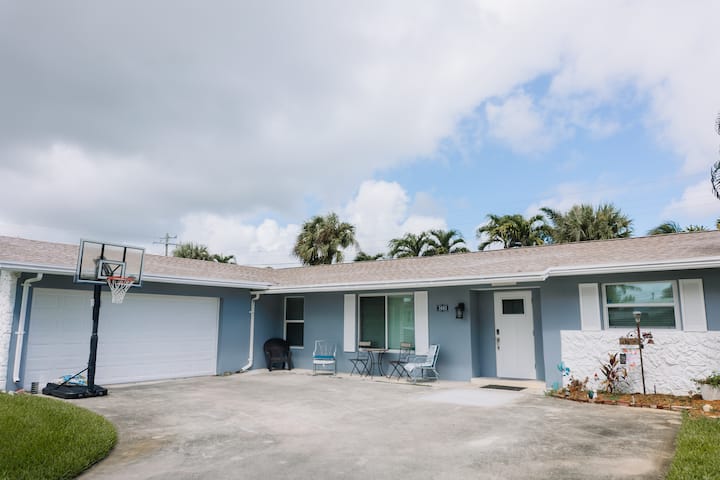 Spacious Newly Renovated 4br Home W Private Yard - West Palm Beach, FL