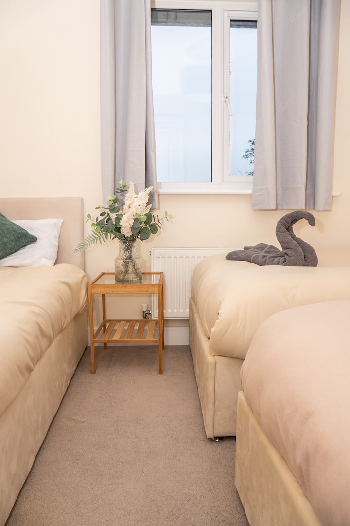 Quiet Yellow Rest House – Sleeps 7 - Swindon