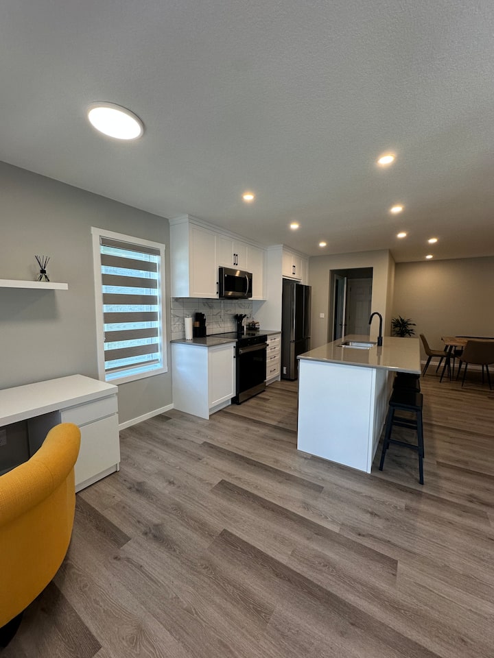 Brand New 3br W/ Garage/workspace/gym - Airdrie