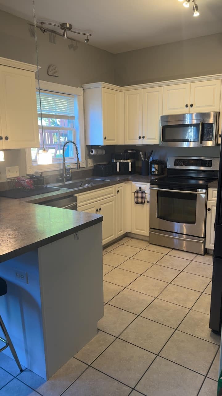 Cozy Cul-de-sac Getaway: Near Lake, Casinos & Bdl - East Hampton, CT