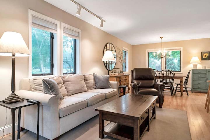 Quechee Condo Short Walk To Lake Pineo - Woodstock, VT