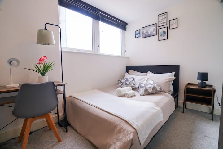 Swindon Centre Apartment 3 Min Train&bus Station - Swindon