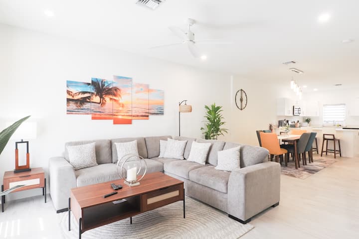 New, Comfortably Furnished 2 Bed - Iles Caimans