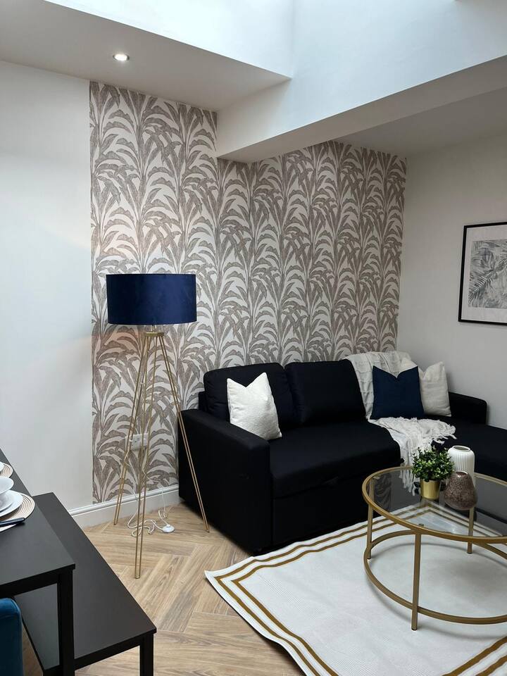 #58 Stylish And Central Sutton 2br/2bath - Sutton Coldfield