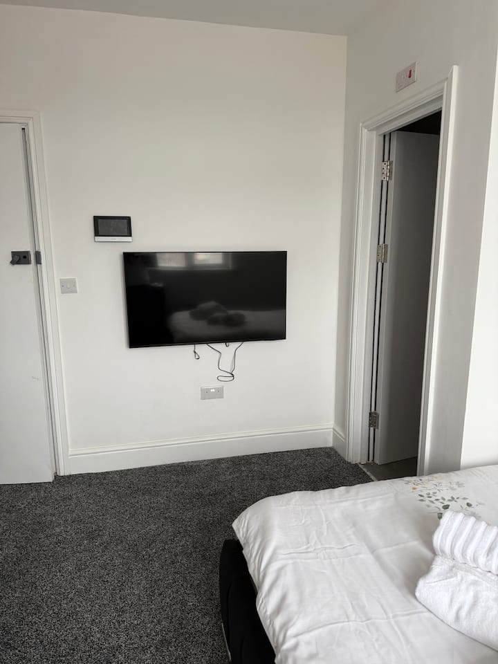 2 Luton Apartment Close City And Shops. Flat 2 - Luton