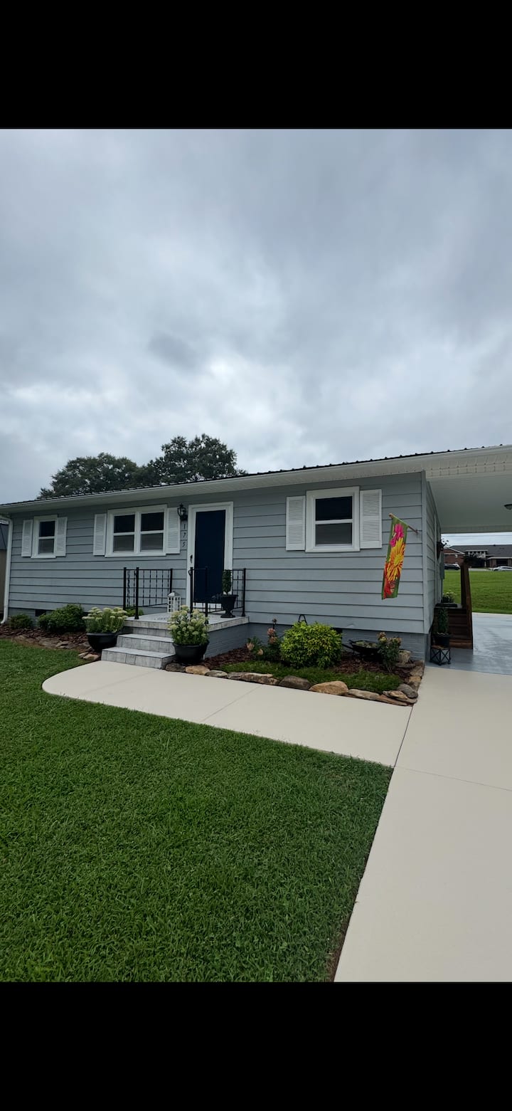 Welcome To Our Cozy Cottage - Water Park, Taylorsville