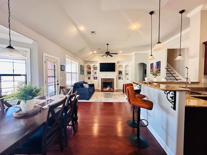 Spacious Family Home • Cozy Living + Open Kitchen - Memphis, TN