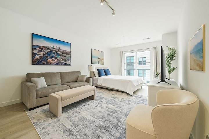Family-friendly | King + Pool, Gym, Patio, Parking - Boston, MA