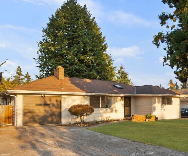 Shorewood Retreat: 10 Mins To Seattle-private Yard - Burien, WA