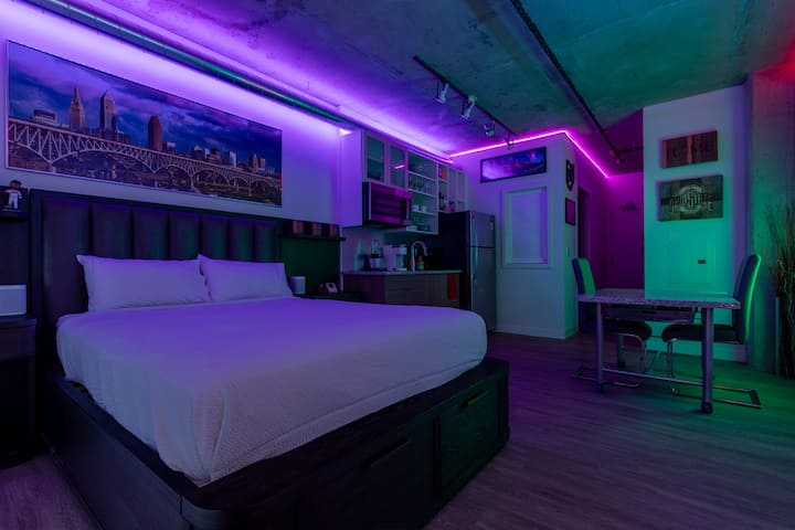 Luxury Apt W/free Parking Hot Tub Rooftop Pool - Cleveland