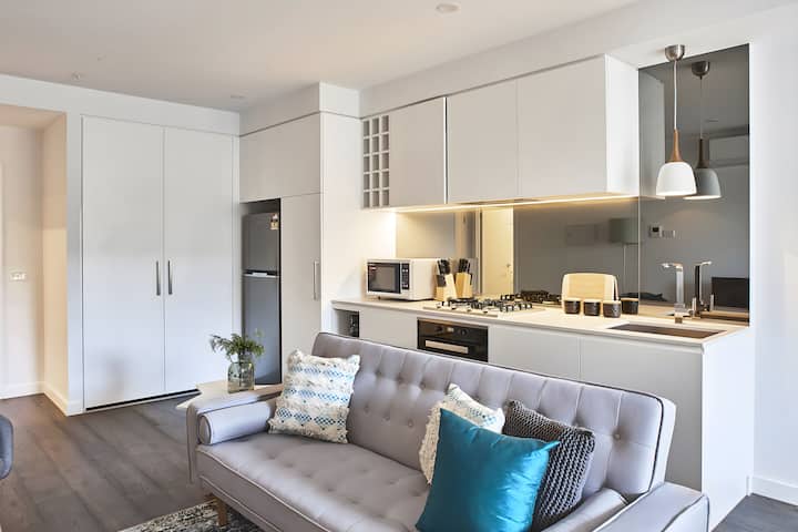 Relaxed St Kilda Apartment Close To Beach & Dining - Saint Kilda