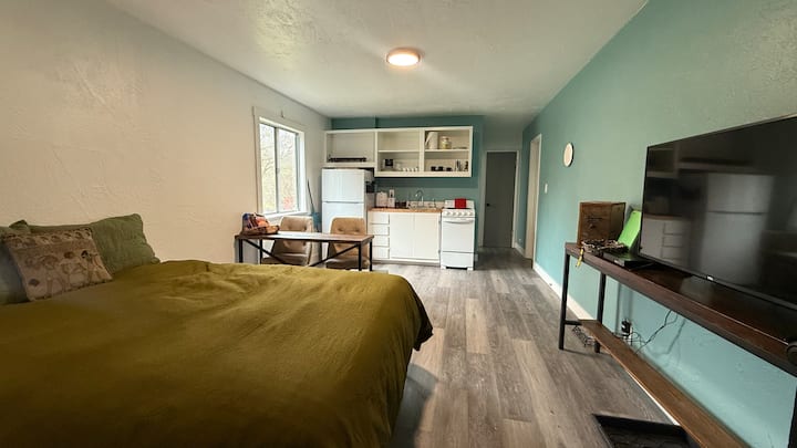 Riverside Studio Retreat - Rogue River, OR