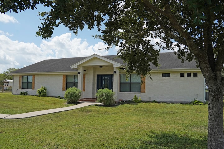 Casa Del Rancho
Sleeps 10/ 3br/ 3bath/ Large Patio - Kingsville, TX