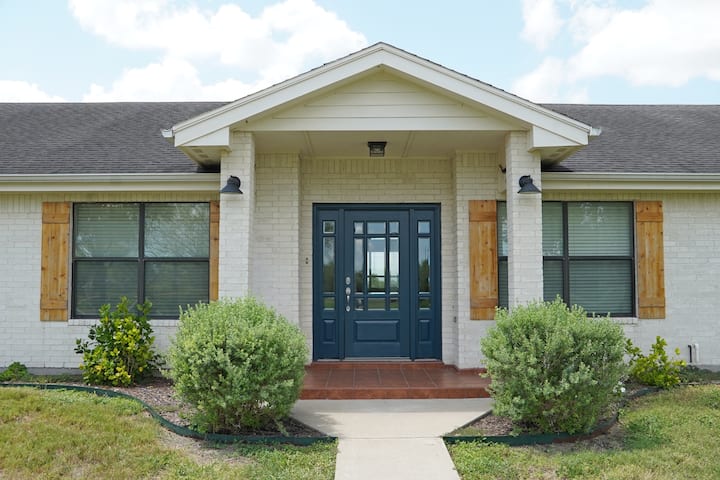 Casa Del Rancho
Sleeps8/3br/3bath/office/big Patio - Kingsville, TX