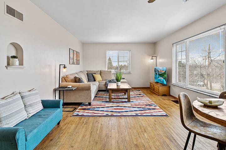 Colorful, Western Next To Cfd - Cheyenne, WY