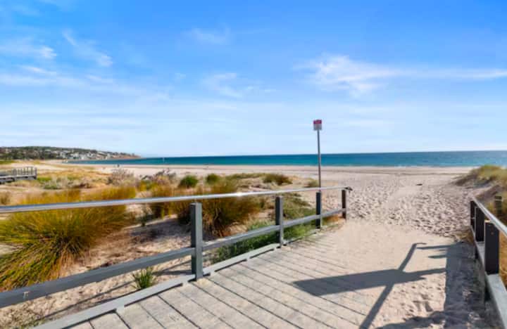Seaside Apartment With 2 Car Parks - Adelaide