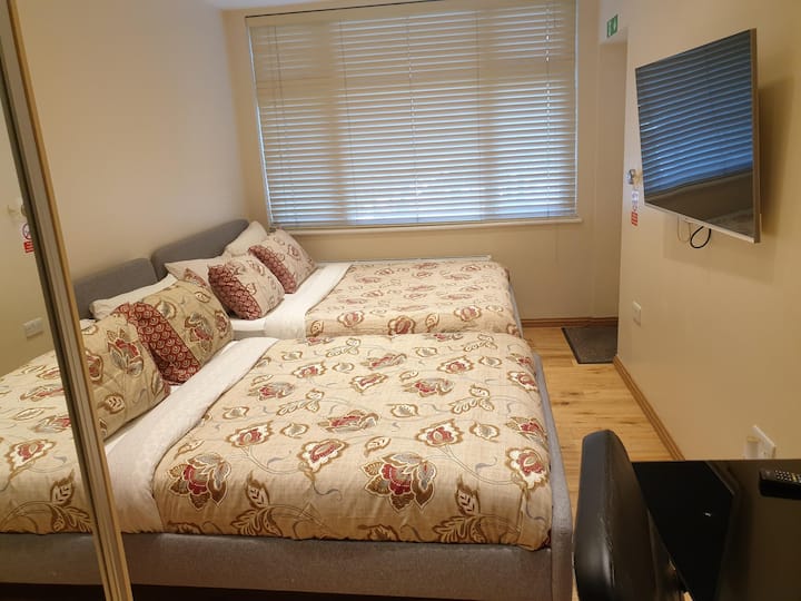 3 Bed, Sleeps X10, 2 Bath, Free Parking, Near Tube - Ilford