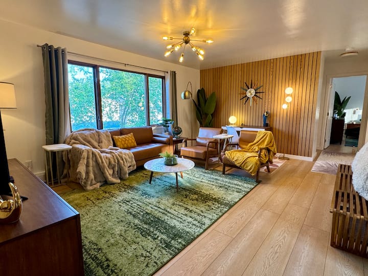 Stylish Mid-century 2br | Downtown/ Near Hospitals - University Lake, Anchorage