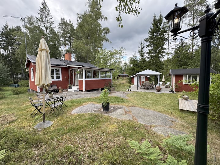 Roslagens Mysigaste Stuga Med Bastu Och Pool! - Suède