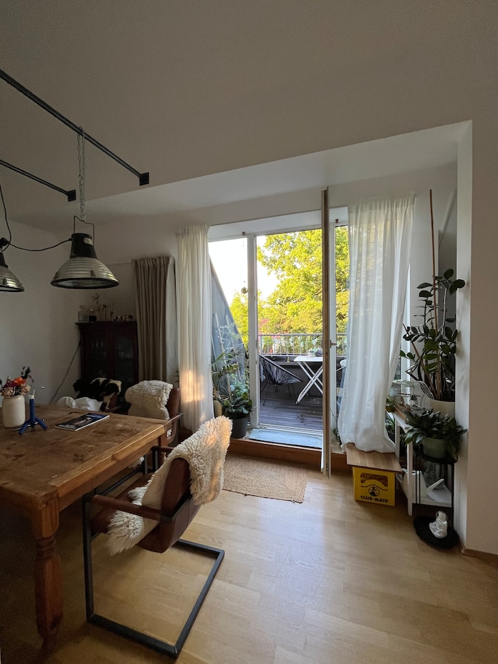 Gemütliche & Helle Dachgeschoss Wohnung - München