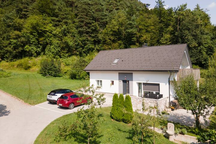 Modern 2-bedroom Apartment With Balcony And Garden - Ferlach