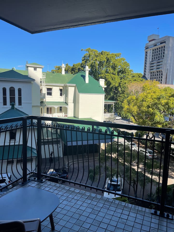 2 Bed, 2 Bath, 1 Park, Pool Inner City Location - Brisbane