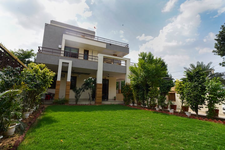 Luxury Modern 6bhk- Posh Locality, Garden, Terrace -