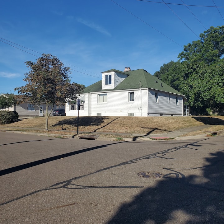 Parrydise - A Monthly Rental. - Akron, OH