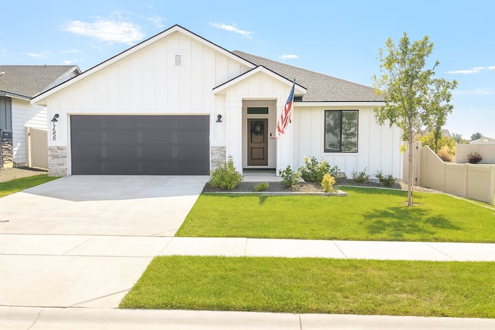 New Listing! Fully Furnished Home - Flexible Stays - Nampa, ID