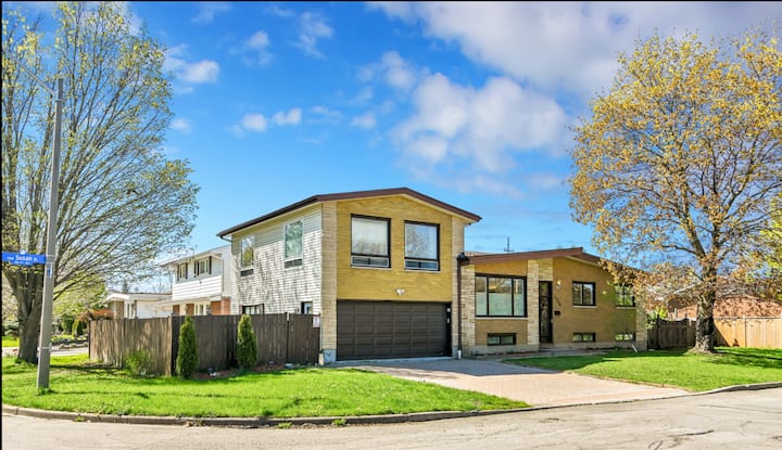 Spacious Private Haven- 2 Saunas & Games Room - Ottawa