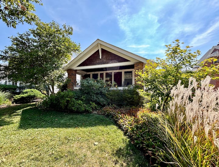 Barbara’s Beautiful Bungalow: A Retreat By Campus - Champaign, IL