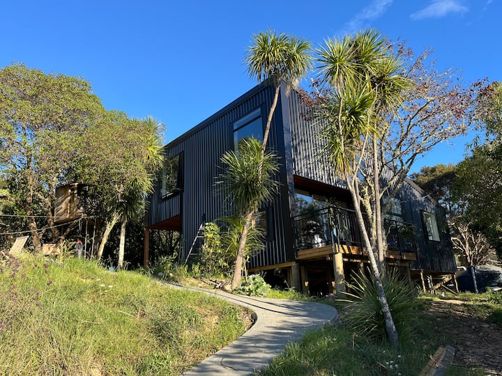 Relaxing Native Bird Oasis - Maraetai