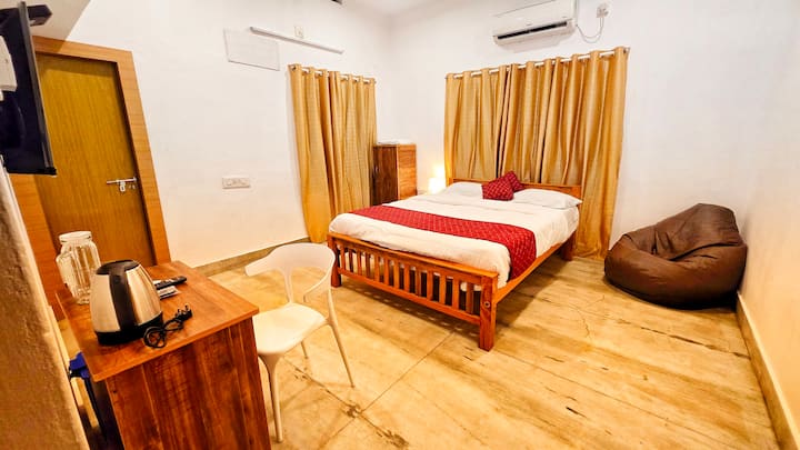 Luxurious Queen Size Bed With Attached Bathroom - Thrissur