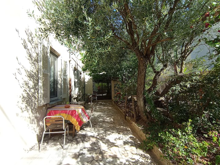Chambre, Ville, Pierre Et Bois. - Nîmes