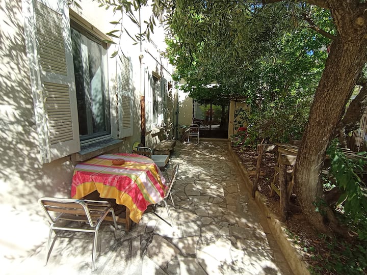 Chambre, Ville, Pierre Et Bois. - Nîmes