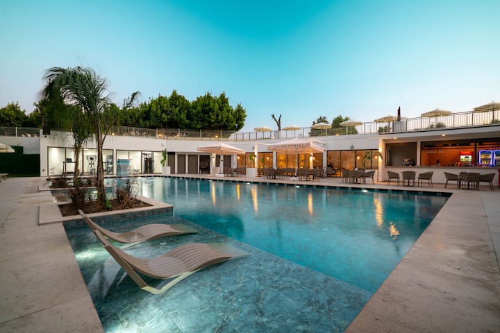 Prive 1br Apartment: Poolview - Sidé