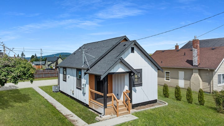 Cozy Anacortes Cottage With View - Anacortes, WA