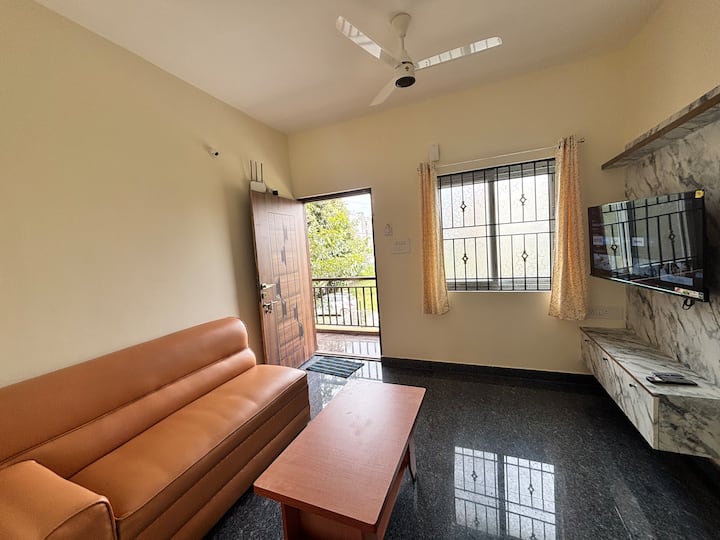 Cozy~peaceful 1bhk |Free Car Parking |Namma Homes - Bengaluru