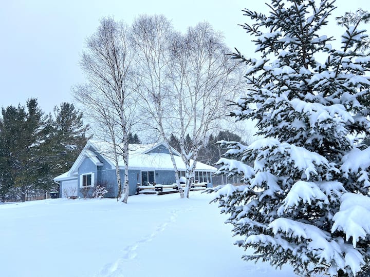Ski & Snowmobile Cottage | Near Nubs Nob & Boyne - Burt Lake, MI