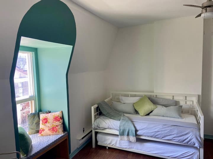 Private Sunny Oasis W/ Terrace - Toronto, ON