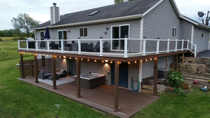 Lake Retreat - Hot Tub, Game Room & Two-tier Deck - Illinois
