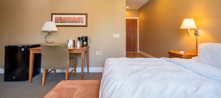 Balcony Hotel One King Bed - Elkhart Lake, WI