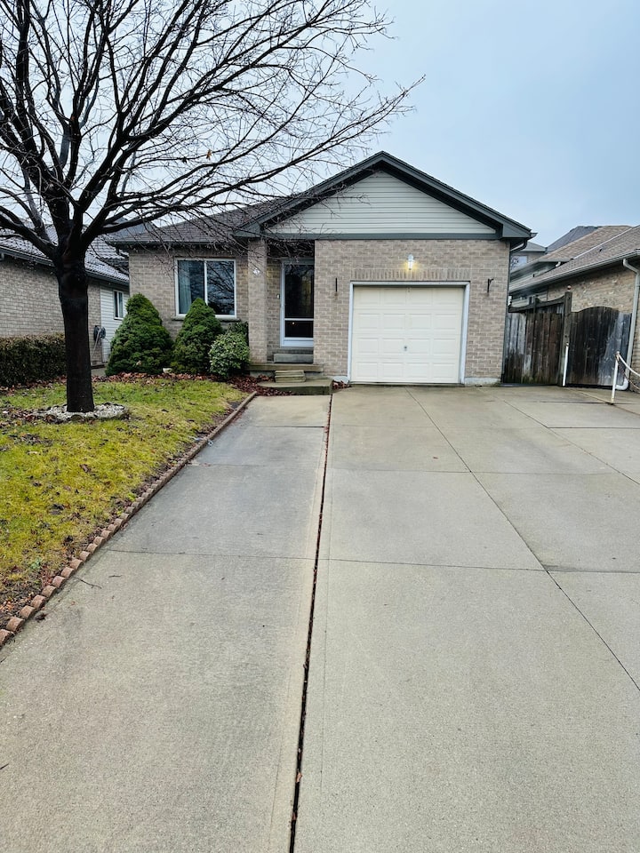 Bright & Cozy Private Basement Apartment - Hamilton, ON, Canada