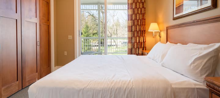 Balcony Hotel One Queen Bed - Elkhart Lake, WI