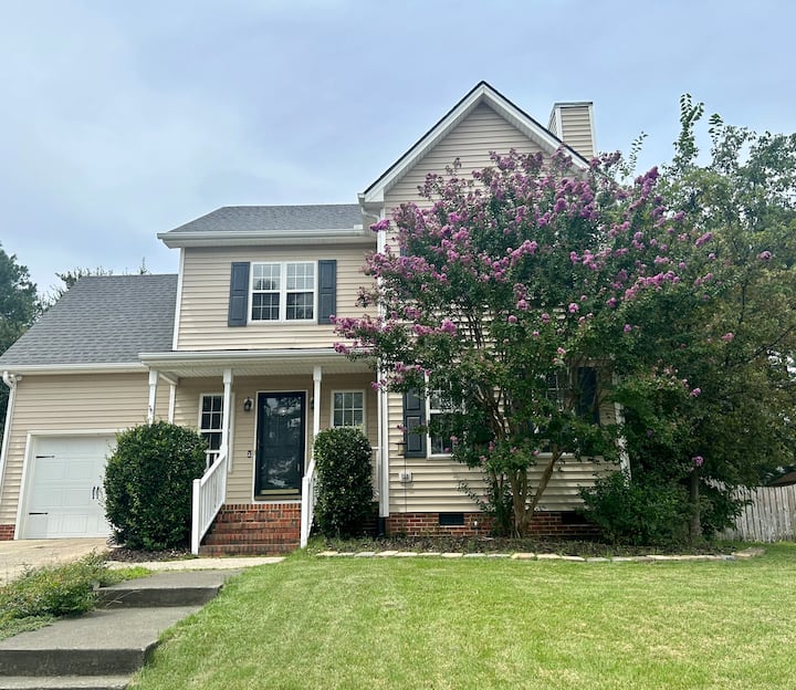 Spacious 4br Suburban Retreat W/ Fenced Yard - Raleigh, NC
