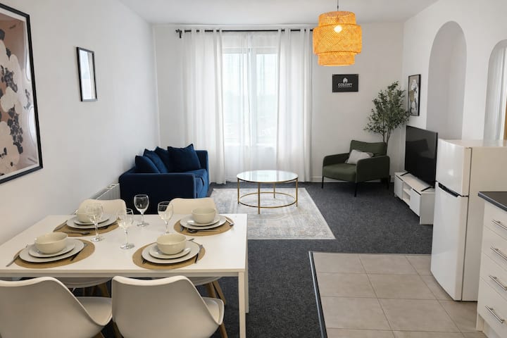 Private 2 Bedroom Flat With Free Parking - Manchester